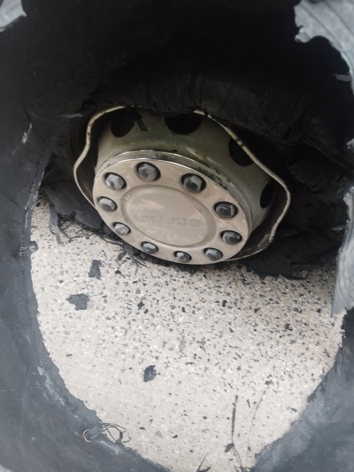 RAD- UND REIFENWECHSEL BEI EINEM SCANIA-LKW IN 92714 PLEINSTEIN ...