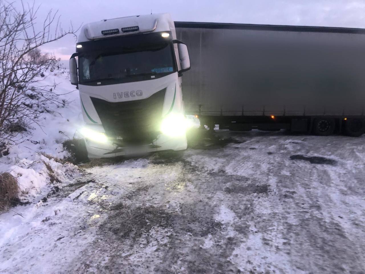 Germany, A8, 86150 Augsburg: Towing of an Iveco Truck